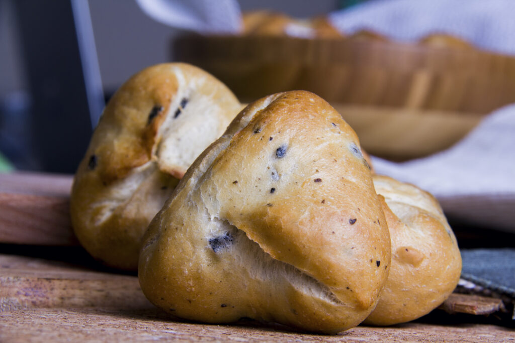 Olive Roll Triangular – Wonder Bakery